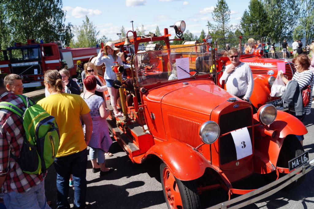 Video: Paloautoharrastajat rakensivat autonäyttelyn Parikkalaan ...